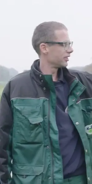 Medewerker groen, grond en groene infra